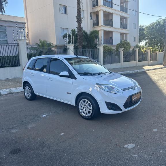 Comprar Hatch Ford Fiesta Hatch 1.6 4P Class Flex Branco 2013 em Limeira-SP