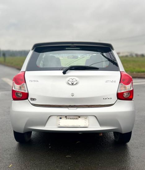 Comprar Hatch Toyota Etios Hatch 1.5 16v 4P Flex XS Prata 2014 em Araras-SP