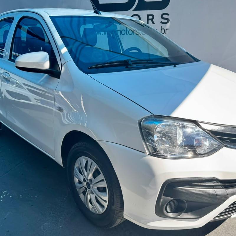 Comprar Hatch Toyota Etios Hatch 1.3 16v 4P Flex X Branco 2020 em ...