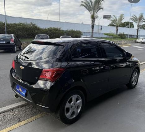 Comprar Hatch Chevrolet Onix Hatch 1.4 4P Flex LT Preto 2019 em Salto-SP