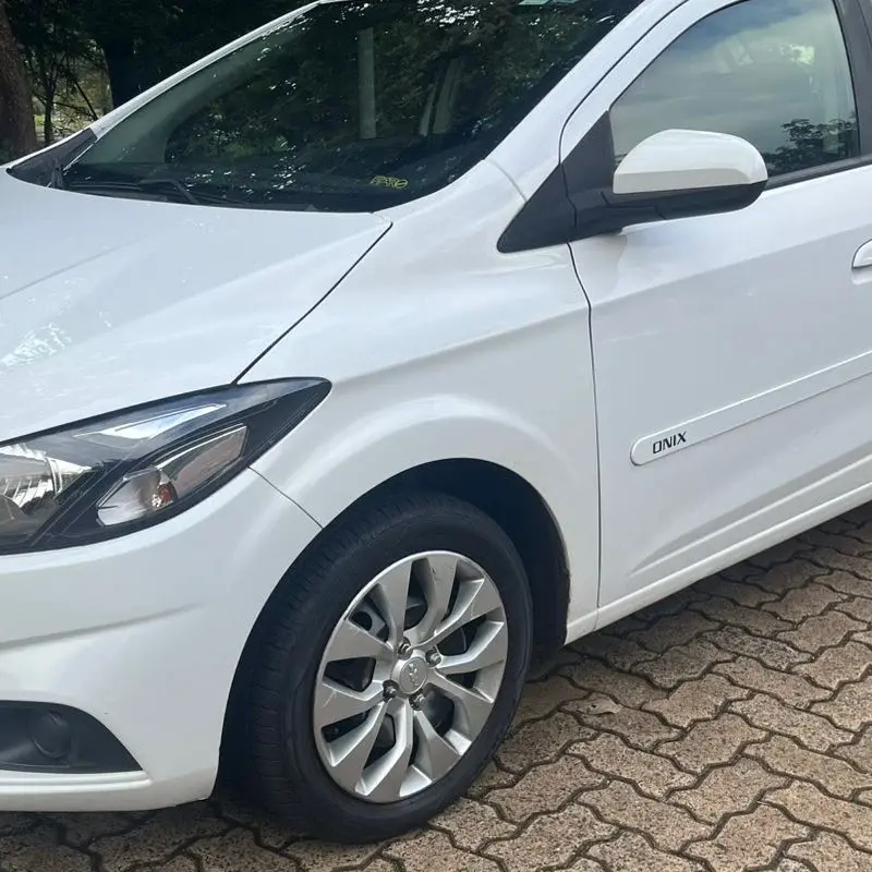 Comprar Hatch Chevrolet Onix Hatch 1.4 4P Flex LT Branco 2017 em ...